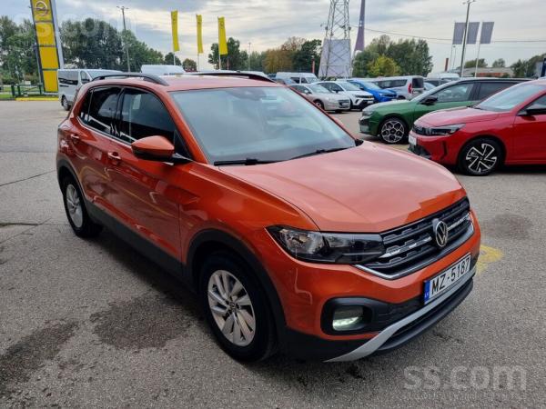 Orange Volkswagen T-Cross 2021 in Riga, with an engine capacity of 1.00 L and mileage of 89 thousand km for 14200 €, photo 4 on AUTOMOTO.COM.LV