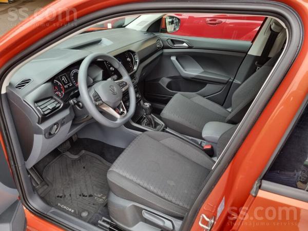 Orange Volkswagen T-Cross 2021 in Riga, with an engine capacity of 1.00 L and mileage of 89 thousand km for 14200 €, photo 8 on AUTOMOTO.COM.LV