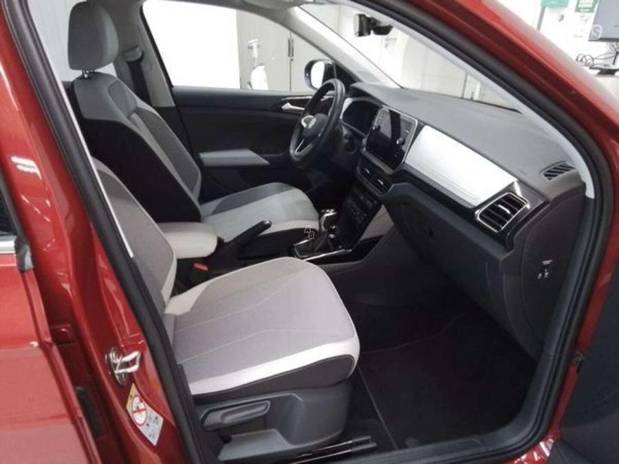 Red Volkswagen T-Cross 2024 in Kaunas, with an engine capacity of 1.00 L and mileage of 10 thousand km for 28064 €, photo 5 on AUTOMOTO.COM.LV