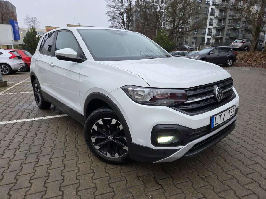 White Volkswagen T-Cross 2021 in Vilnius, with an engine capacity of 1.00 L and mileage of 101 thousand km for 13800 €, photo 2 on AUTOMOTO.COM.LV