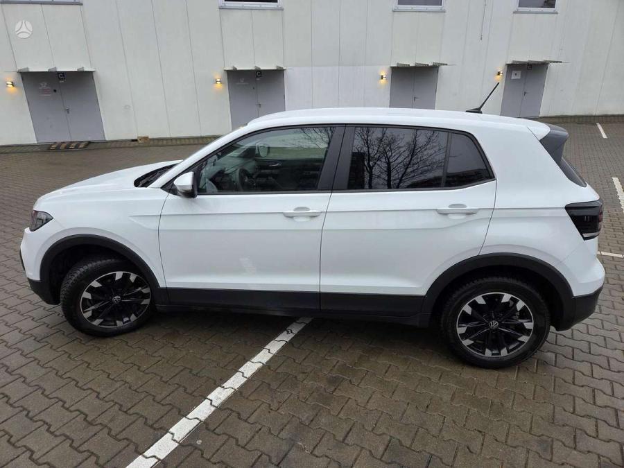 White Volkswagen T-Cross 2021 in Vilnius, with an engine capacity of 1.00 L and mileage of 101 thousand km for 13800 €, photo 7 on AUTOMOTO.COM.LV