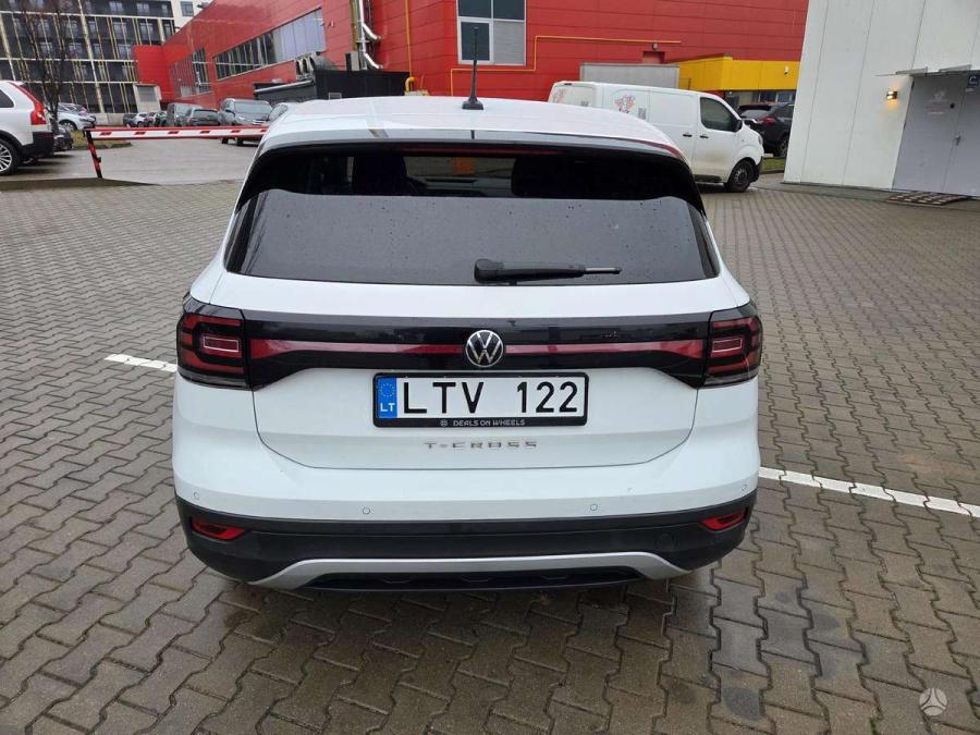 White Volkswagen T-Cross 2021 in Vilnius, with an engine capacity of 1.00 L and mileage of 101 thousand km for 13800 €, photo 11 on AUTOMOTO.COM.LV