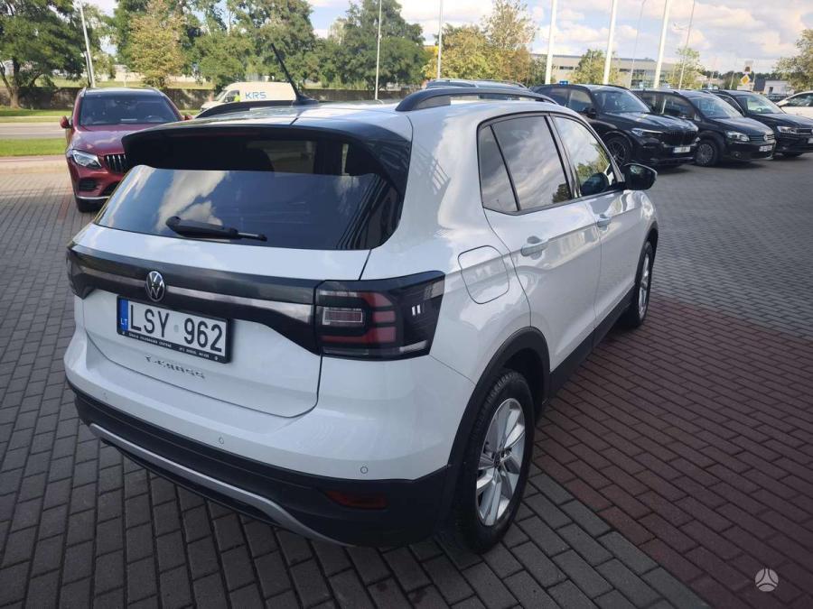 Белый Фольксваген T-Cross 2021 в Шяуляй, объемом двигателя 1.00 л и пробегом 57 тыс. км за 15900 €, фото 6 на AUTOMOTO.COM.LV