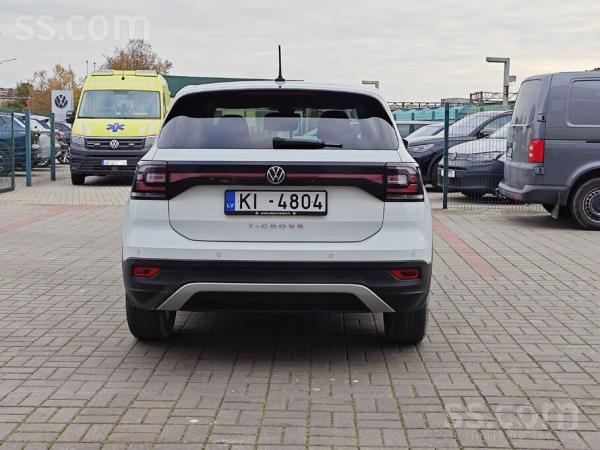 Volkswagen T-Cross 2021 in Liepaja on AUTOMOTO.COM.LV White Volkswagen T-Cross 2021 in Liepaja, with an engine capacity of 1.00 L and mileage of 70 thousand km for 14000 €, photo 4 on AUTOMOTO.COM.LV