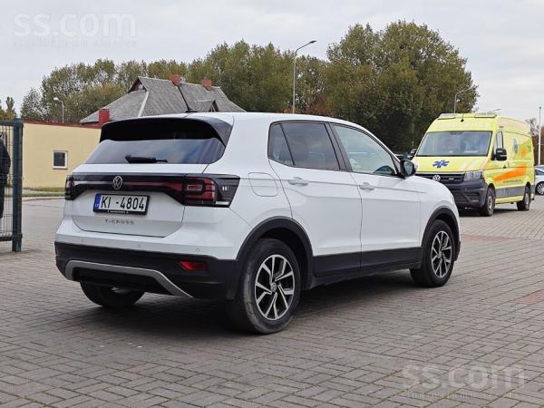 Volkswagen T-Cross 2021 in Liepaja on AUTOMOTO.COM.LV White Volkswagen T-Cross 2021 in Liepaja, with an engine capacity of 1.00 L and mileage of 70 thousand km for 14000 €, photo 5 on AUTOMOTO.COM.LV