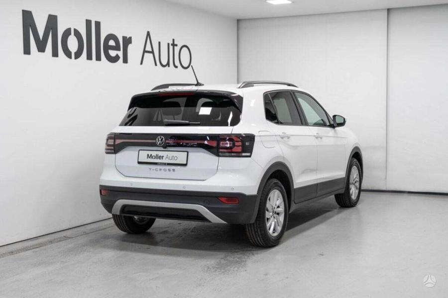 White Volkswagen T-Cross 2023 in Vilnius, with an engine capacity of 1.00 L and mileage of 21 thousand km for 18600 €, photo 4 on AUTOMOTO.COM.LV
