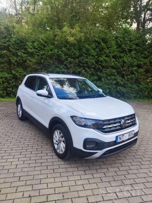 Белый Фольксваген T-Cross 2023 в Рига, объемом двигателя 1.00 л и пробегом 72 тыс. км за 17400 €, фото  на AUTOMOTO.COM.LV