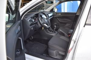 White Volkswagen T-Cross 2022 in Riga, with an engine capacity of 1.00 L and mileage of 121 thousand km for 12900 €, photo 4 on AUTOMOTO.COM.LV