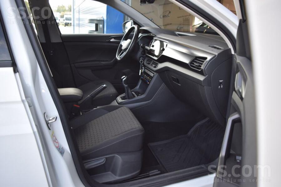 White Volkswagen T-Cross 2022 in Riga, with an engine capacity of 1.00 L and mileage of 121 thousand km for 12900 €, photo 13 on AUTOMOTO.COM.LV