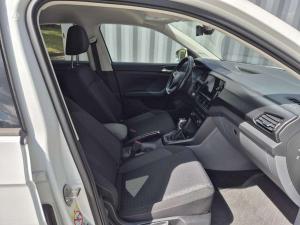 White Volkswagen T-Cross 2021 in Vilnius, with an engine capacity of 1.00 L and mileage of 93 thousand km for 14900 €, photo 8 on AUTOMOTO.COM.LV