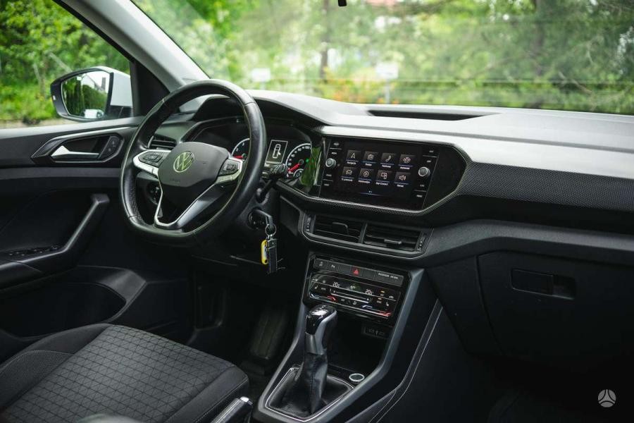 Balts Volkswagen T-Cross 2022 Kauņa, ar dzinēja tilpumu 1.00 L un nobraukumu 84 tūkst. km par 15600 €, foto 33 vietnē AUTOMOTO.COM.LV