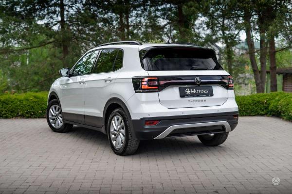 White Volkswagen T-Cross 2022 in Kaunas, with an engine capacity of 1.00 L and mileage of 99 thousand km for 15700 €, photo 3 on AUTOMOTO.COM.LV