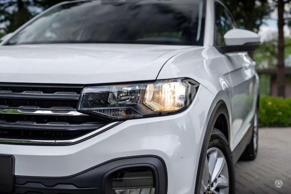 White Volkswagen T-Cross 2022 in Kaunas, with an engine capacity of 1.00 L and mileage of 99 thousand km for 15700 €, photo 10 on AUTOMOTO.COM.LV