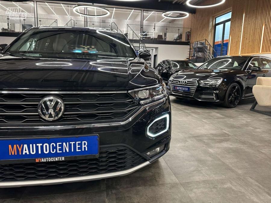 Black Volkswagen T-Roc 2018 in Kaunas, with an engine capacity of 2.00 L and mileage of 32 thousand km for 26304 €, photo 3 on AUTOMOTO.COM.LV