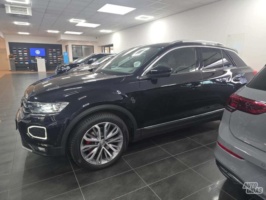 Black Volkswagen T-Roc 2018 in Avizieniai, with an engine capacity of 2.00 L and mileage of 150 thousand km for 16999 €, photo 14 on AUTOMOTO.COM.LV