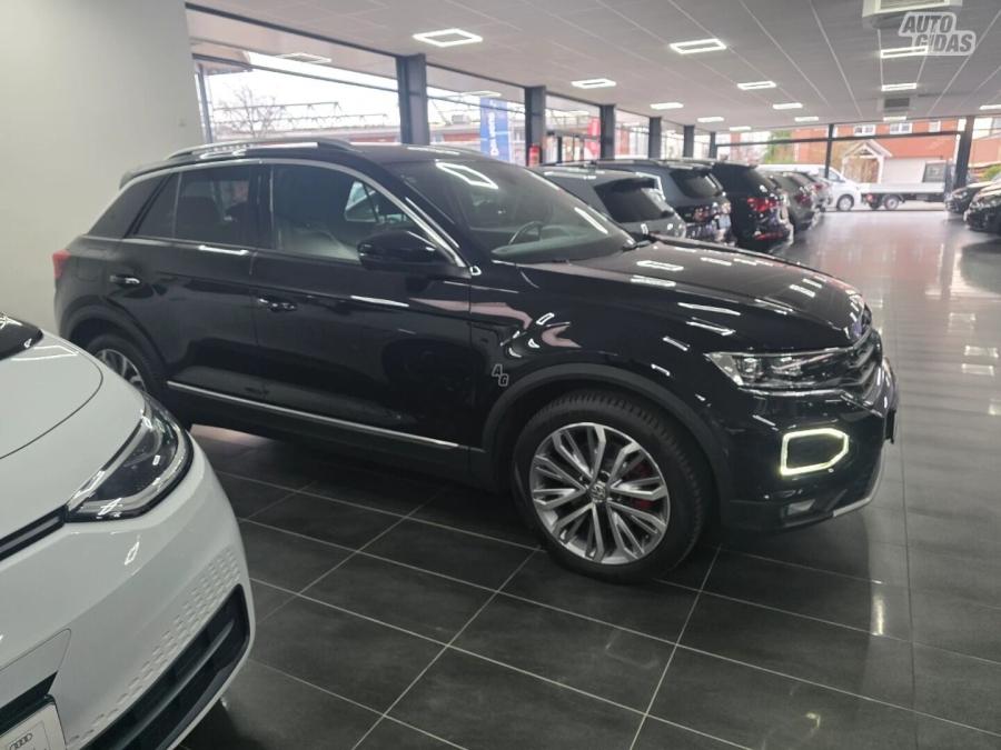 Black Volkswagen T-Roc 2018 in Avizieniai, with an engine capacity of 2.00 L and mileage of 150 thousand km for 16999 €, photo 15 on AUTOMOTO.COM.LV