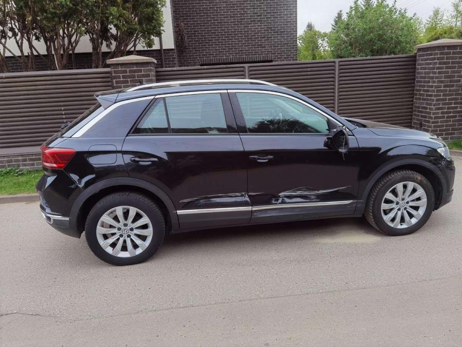 Black Volkswagen T-Roc 2018 in Kaunas, with an engine capacity of 1.50 L and mileage of 144 thousand km for 7900 €, photo 3 on AUTOMOTO.COM.LV