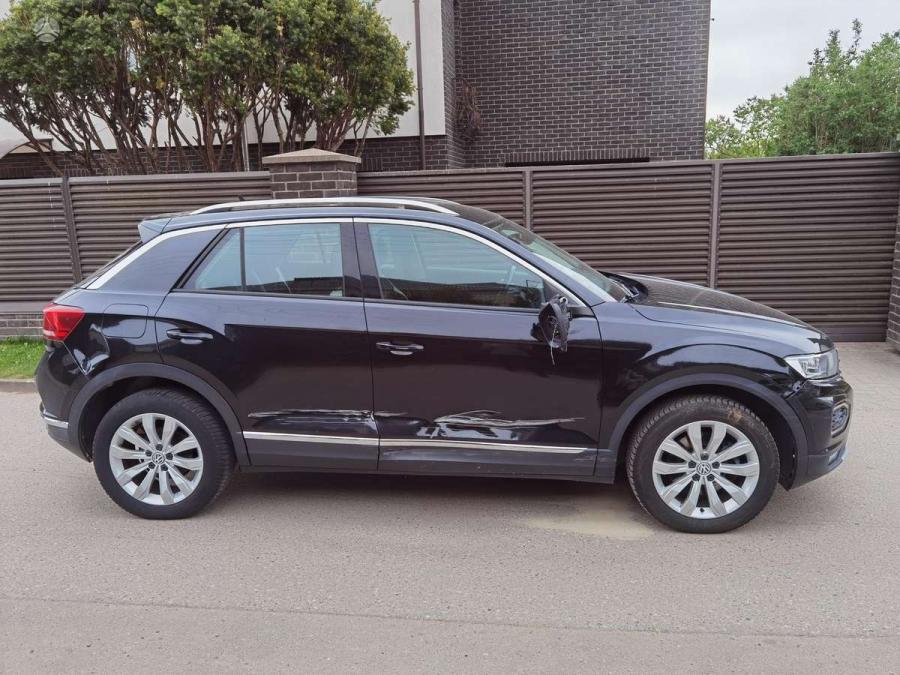 Black Volkswagen T-Roc 2018 in Kaunas, with an engine capacity of 1.50 L and mileage of 144 thousand km for 7900 €, photo 9 on AUTOMOTO.COM.LV