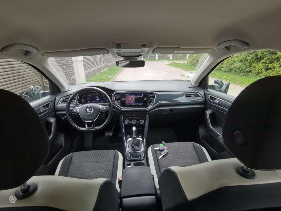 Black Volkswagen T-Roc 2018 in Kaunas, with an engine capacity of 1.50 L and mileage of 144 thousand km for 7900 €, photo 17 on AUTOMOTO.COM.LV
