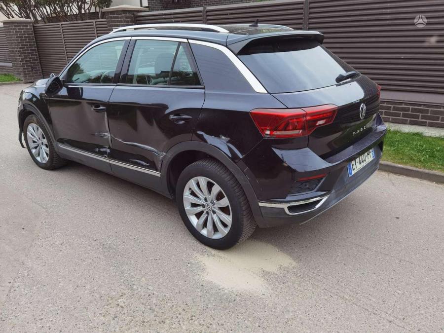 Black Volkswagen T-Roc 2018 in Kaunas, with an engine capacity of 1.50 L and mileage of 144 thousand km for 7900 €, photo 24 on AUTOMOTO.COM.LV
