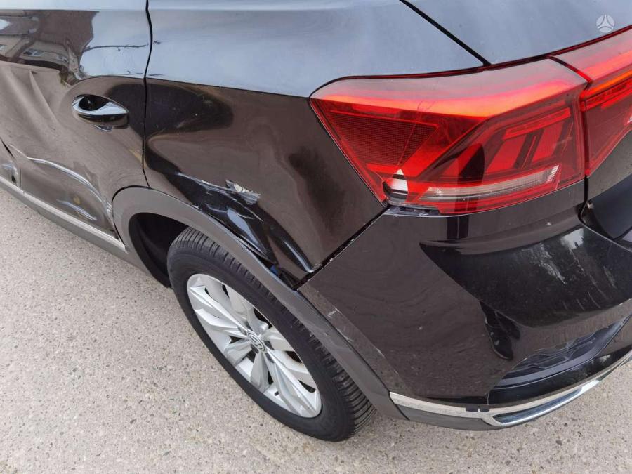 Black Volkswagen T-Roc 2018 in Kaunas, with an engine capacity of 1.50 L and mileage of 144 thousand km for 7900 €, photo 36 on AUTOMOTO.COM.LV