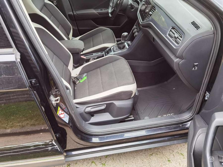 Black Volkswagen T-Roc 2018 in Kaunas, with an engine capacity of 1.50 L and mileage of 144 thousand km for 7900 €, photo 39 on AUTOMOTO.COM.LV