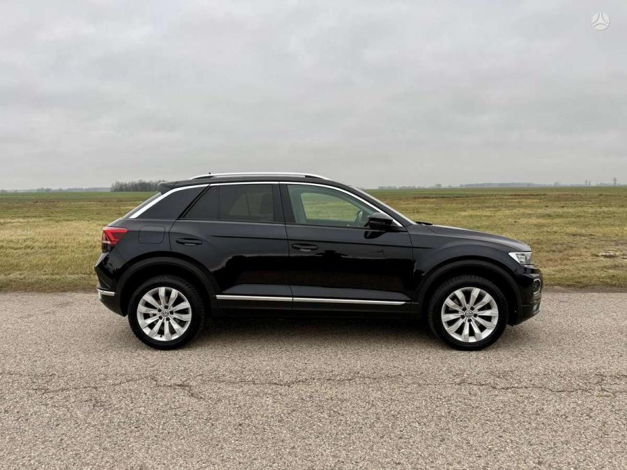 Black Volkswagen T-Roc 2019 in Vilkaviskis, with an engine capacity of 1.97 L and mileage of 190 thousand km for 16600 €, photo 5 on AUTOMOTO.COM.LV