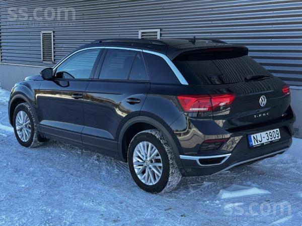 Black Volkswagen T-Roc 2019 in Riga, with an engine capacity of 2.00 L and mileage of 227 thousand km for 15900 €, photo 3 on AUTOMOTO.COM.LV