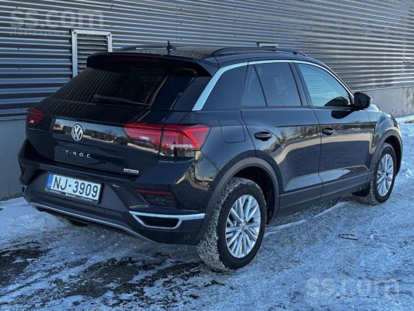 Black Volkswagen T-Roc 2019 in Riga, with an engine capacity of 2.00 L and mileage of 227 thousand km for 15900 €, photo 5 on AUTOMOTO.COM.LV