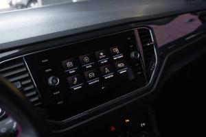 Melns Volkswagen T-Roc 2020 Jelgava, ar dzinēja tilpumu 1.50 L un nobraukumu 212 tūkst. km par 15500 €, foto 20 vietnē AUTOMOTO.COM.LV