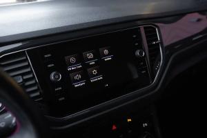 Melns Volkswagen T-Roc 2020 Jelgava, ar dzinēja tilpumu 1.50 L un nobraukumu 212 tūkst. km par 15500 €, foto 21 vietnē AUTOMOTO.COM.LV