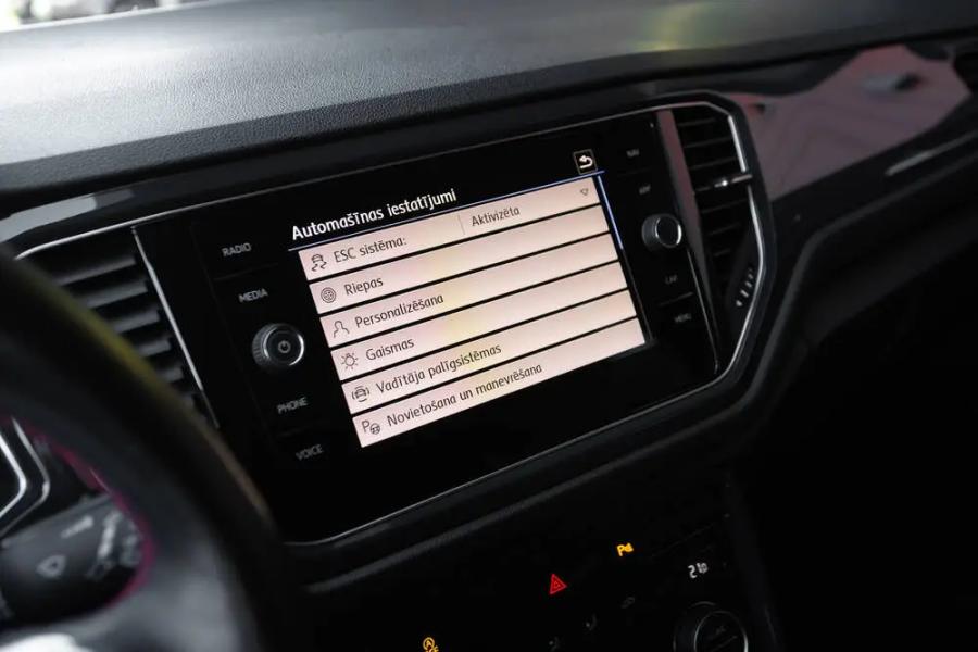 Melns Volkswagen T-Roc 2020 Jelgava, ar dzinēja tilpumu 1.50 L un nobraukumu 212 tūkst. km par 15500 €, foto 22 vietnē AUTOMOTO.COM.LV