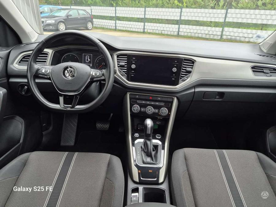 Melns Volkswagen T-Roc 2020 Tauragė, ar dzinēja tilpumu 1.97 L un nobraukumu 157 tūkst. km par 15200 €, foto 13 vietnē AUTOMOTO.COM.LV