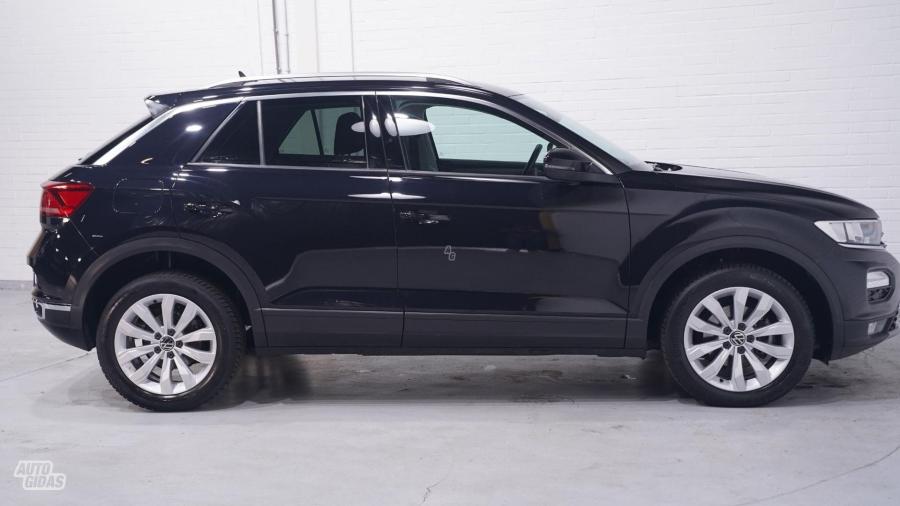 Black Volkswagen T-Roc 2021 in Kaunas, with an engine capacity of 1.50 L and mileage of 56 thousand km for 25901 €, photo 8 on AUTOMOTO.COM.LV