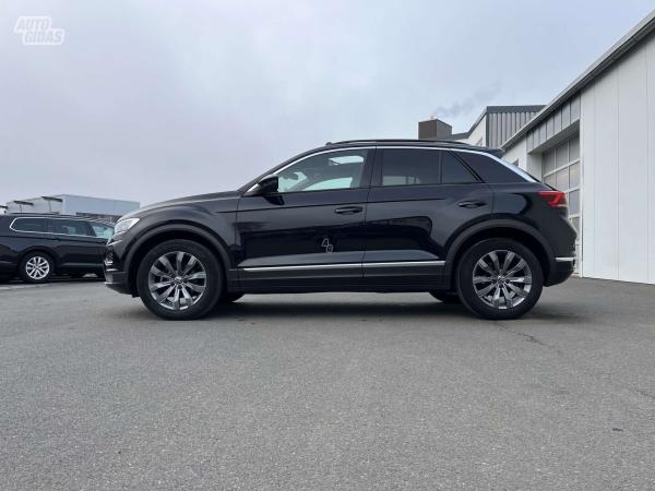 Black Volkswagen T-Roc 2021 in Kaunas, with an engine capacity of 1.50 L and mileage of 29 thousand km for 25346 €, photo 2 on AUTOMOTO.COM.LV