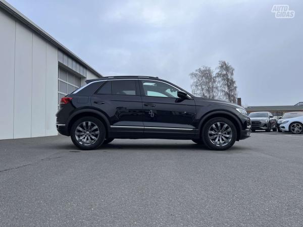 Black Volkswagen T-Roc 2021 in Kaunas, with an engine capacity of 1.50 L and mileage of 29 thousand km for 25346 €, photo 4 on AUTOMOTO.COM.LV