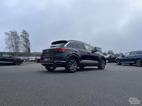 Black Volkswagen T-Roc 2021 in Kaunas, with an engine capacity of 1.50 L and mileage of 29 thousand km for 25346 €, photo 6 on AUTOMOTO.COM.LV