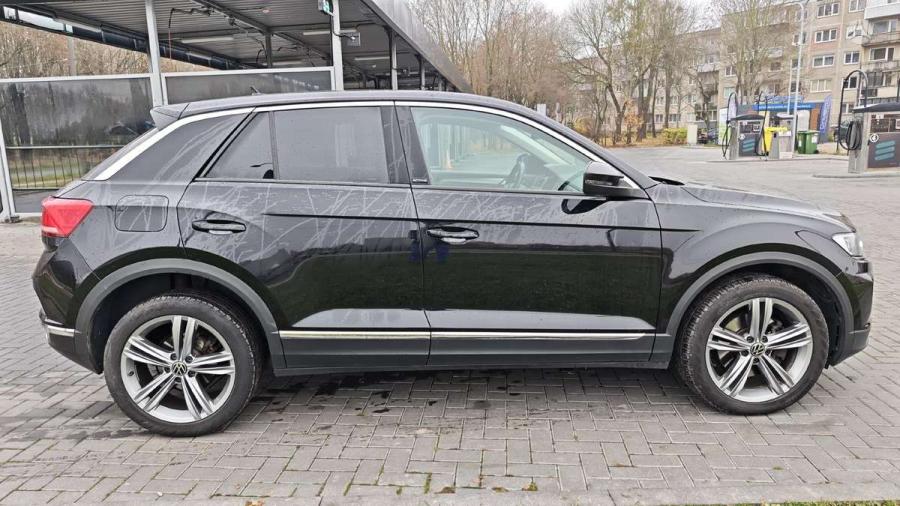 Melns Volkswagen T-Roc 2021 Kauņa, ar dzinēja tilpumu 1.97 L un nobraukumu 178 tūkst. km par 18298 €, foto 4 vietnē AUTOMOTO.COM.LV