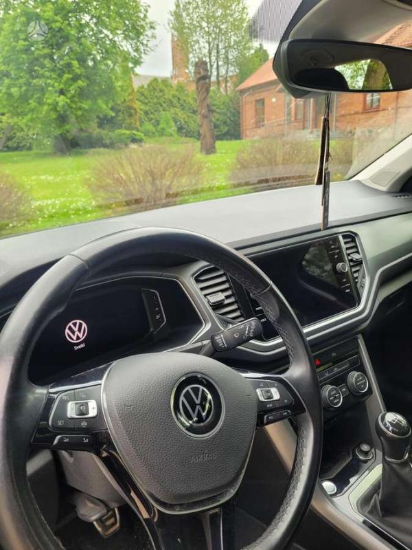 Melns Volkswagen T-Roc 2021 Viļņa, ar dzinēja tilpumu 1.00 L un nobraukumu 72 tūkst. km par 17000 €, foto 1 vietnē AUTOMOTO.COM.LV