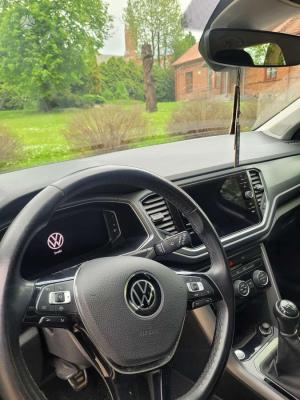 Melns Volkswagen T-Roc 2021 Viļņa, ar dzinēja tilpumu 1.00 L un nobraukumu 72 tūkst. km par 17000 €, foto  vietnē AUTOMOTO.COM.LV