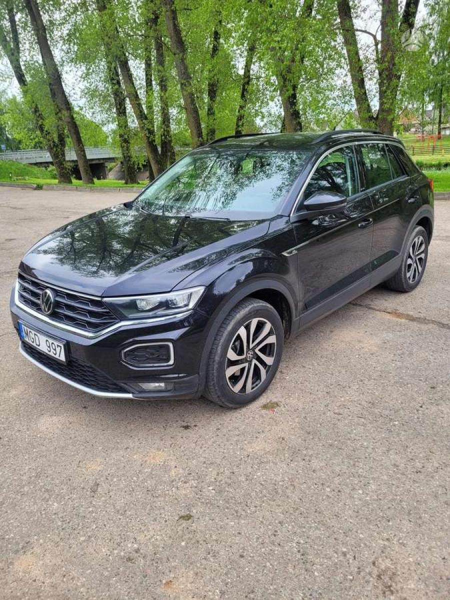 Black Volkswagen T-Roc 2021 in Vilnius, with an engine capacity of 1.00 L and mileage of 72 thousand km for 17000 €, photo 3 on AUTOMOTO.COM.LV