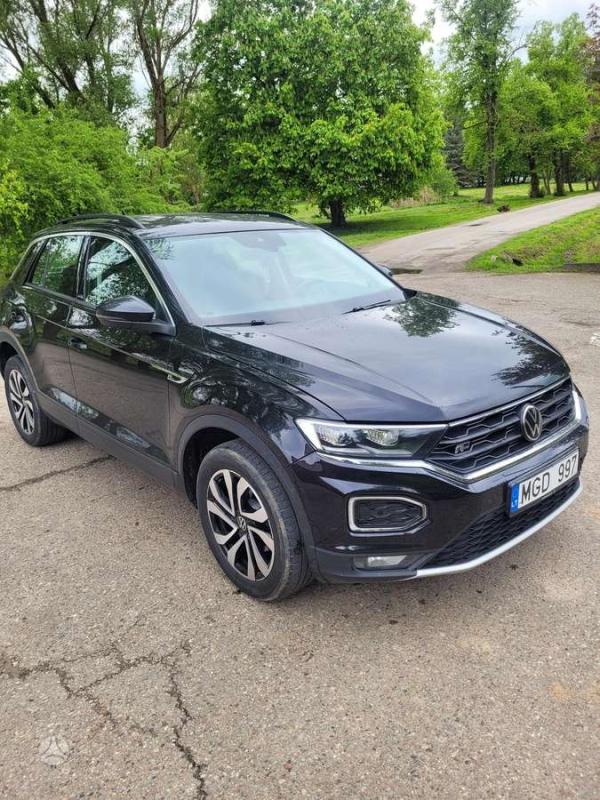 Melns Volkswagen T-Roc 2021 Viļņa, ar dzinēja tilpumu 1.00 L un nobraukumu 72 tūkst. km par 17000 €, foto 3 vietnē AUTOMOTO.COM.LV