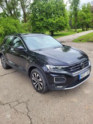 Black Volkswagen T-Roc 2021 in Vilnius, with an engine capacity of 1.00 L and mileage of 72 thousand km for 17000 €, photo 4 on AUTOMOTO.COM.LV