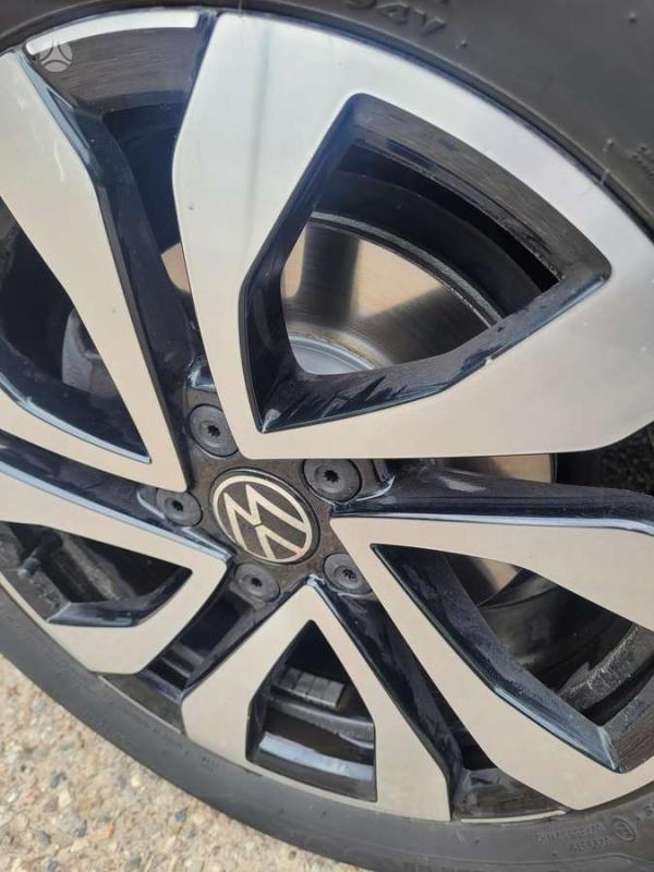 Melns Volkswagen T-Roc 2021 Viļņa, ar dzinēja tilpumu 1.00 L un nobraukumu 72 tūkst. km par 17000 €, foto 5 vietnē AUTOMOTO.COM.LV