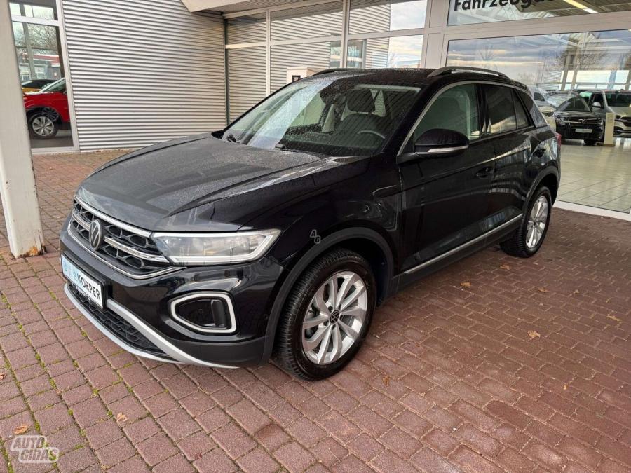 Melns Volkswagen T-Roc 2022 Kauņa, ar dzinēja tilpumu 1.00 L un nobraukumu 37 tūkst. km par 23578 €, foto 1 vietnē AUTOMOTO.COM.LV