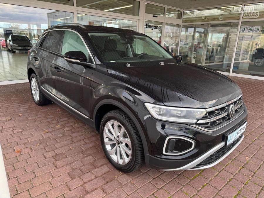 Melns Volkswagen T-Roc 2022 Kauņa, ar dzinēja tilpumu 1.00 L un nobraukumu 37 tūkst. km par 23578 €, foto 6 vietnē AUTOMOTO.COM.LV