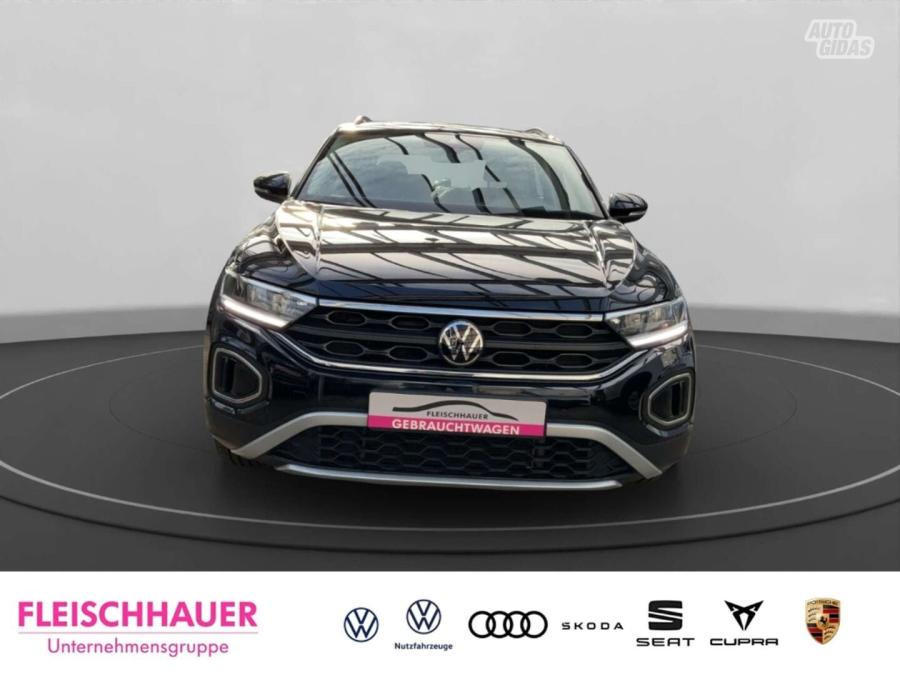 Melns Volkswagen T-Roc 2022 Kauņa, ar dzinēja tilpumu 1.00 L un nobraukumu 51 tūkst. km par 22379 €, foto 2 vietnē AUTOMOTO.COM.LV