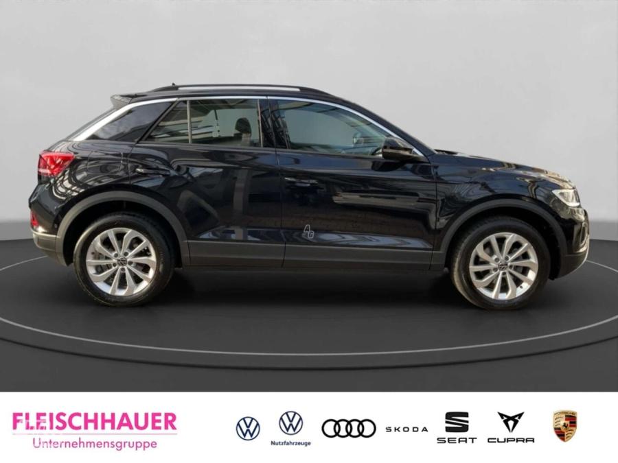 Melns Volkswagen T-Roc 2022 Kauņa, ar dzinēja tilpumu 1.00 L un nobraukumu 51 tūkst. km par 22379 €, foto 3 vietnē AUTOMOTO.COM.LV