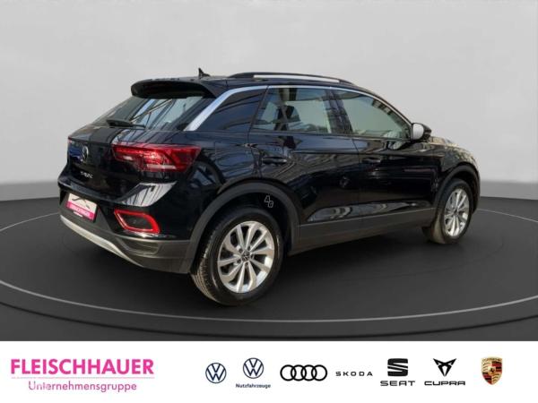 Melns Volkswagen T-Roc 2022 Kauņa, ar dzinēja tilpumu 1.00 L un nobraukumu 51 tūkst. km par 22379 €, foto 4 vietnē AUTOMOTO.COM.LV