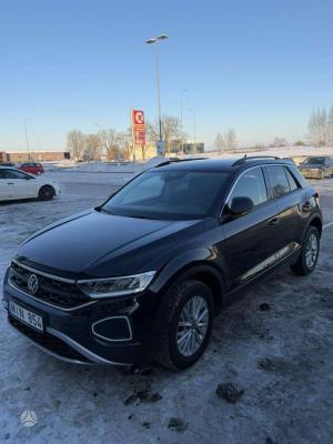 Melns Volkswagen T-Roc 2022 Viļņa, ar dzinēja tilpumu 1.50 L un nobraukumu 37 tūkst. km par 23000 €, foto  vietnē AUTOMOTO.COM.LV